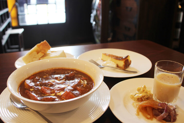 手間ひまかけた家庭料理を寛ぎながら味わう、村上・大町「NIHACHI」 | Things（シングス）｜新潟のローカルなWebマガジン